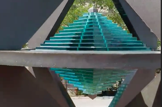 Une mystérieuse pyramide dans la ville de Québec! - La Clique du Plateau