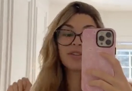 L'influenceuse qui fait des stories pendant que sa fille fait un numéro ...