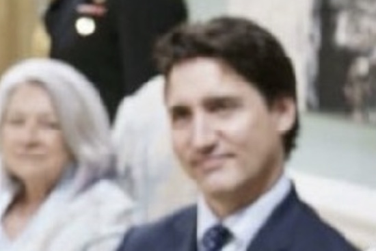 Est-ce que Justin a le droit de s'assoir comme ça? - La Clique du Plateau