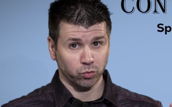 Le coucou humoriste avec ses jokes de lames de rasoir et de la CAQ ...