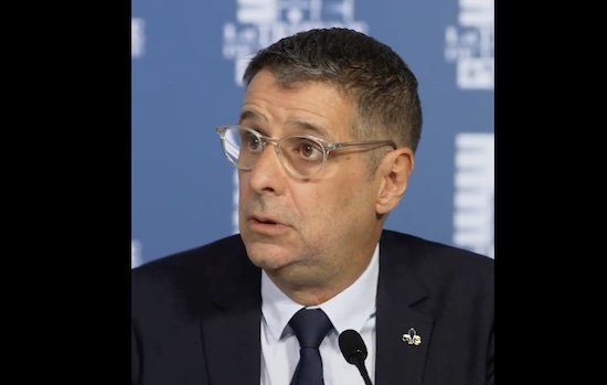 Dudu n'aime pas lorsqu'on dit qu'il voyage avec l'argent de ses moutons ...