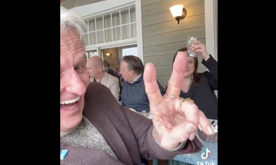 Le mononcle, ben fier d’être avec Legault! - La Clique du Plateau