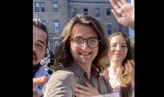 Je crois pas que c’est une bonne idée d’annoncer ça là! - La Clique du ...